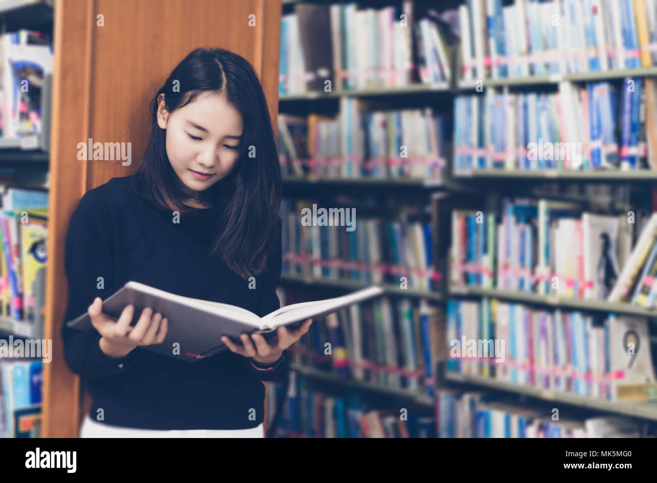 Asian students reading books in the library Stock Photo - Alamy