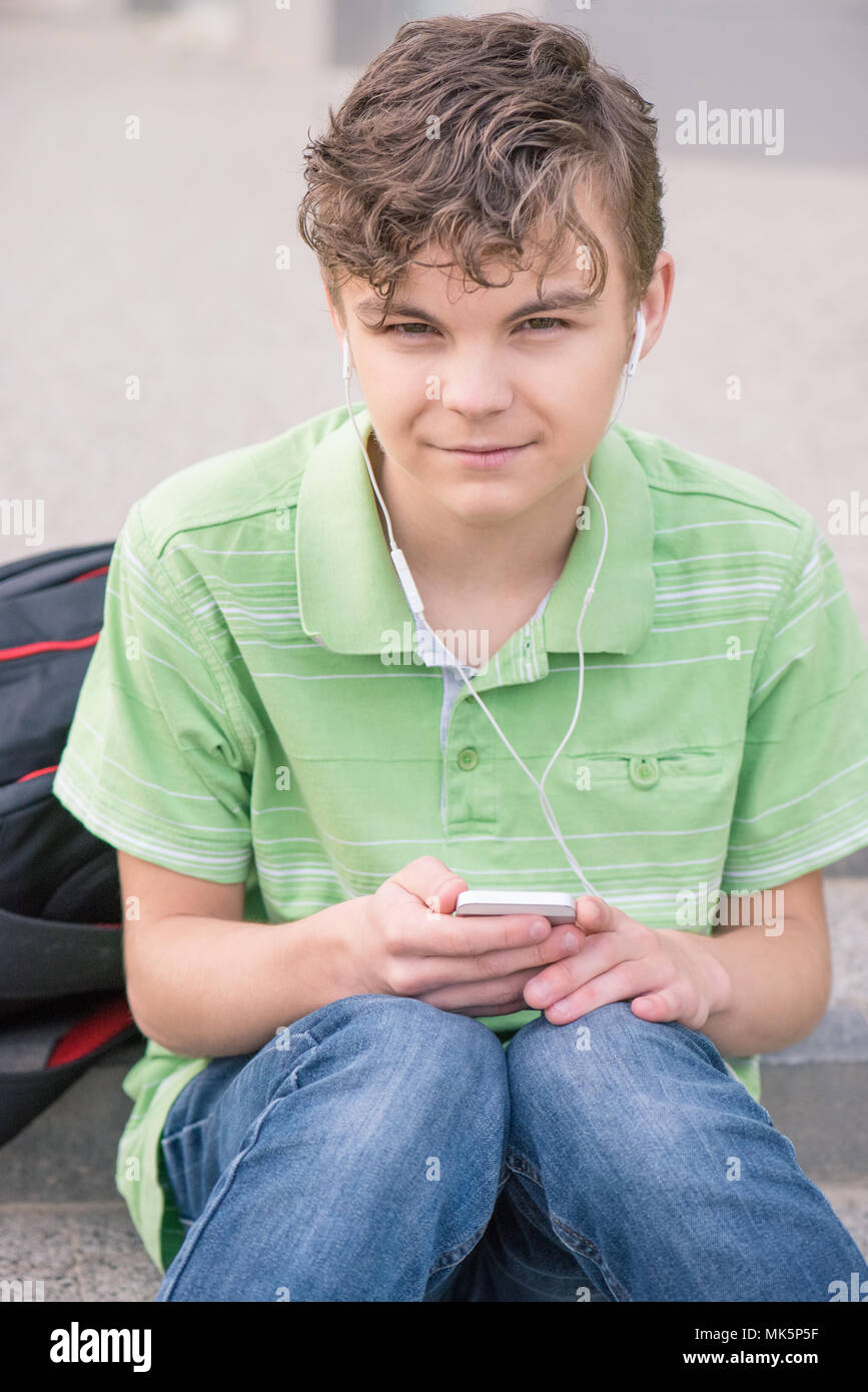 School pupil smartphone hi-res stock photography and images - Alamy