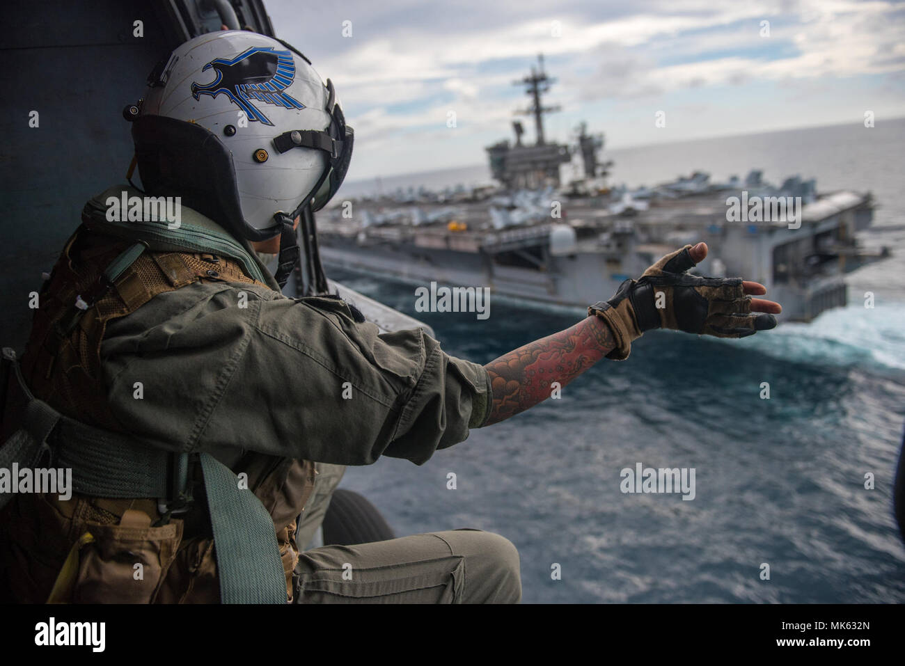 171112-N-BL637-0175 PACIFIC OCEAN (Nov. 12, 2017) An MH-60R Sea Hawk ...