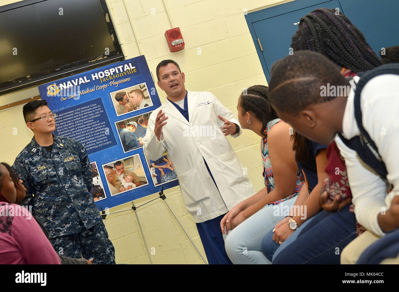 JACKSONVILLE, Fla. (Nov. 14, 2017) – Cmdr. Octaviano Espinosa (right ...