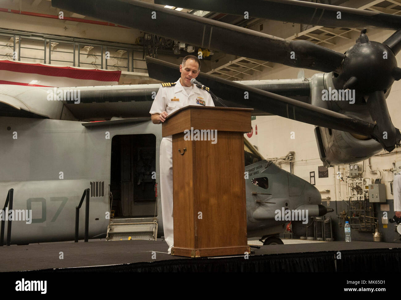 171112-N-ZS023-159 JEBEL ALI, United Arab Emirates (Nov. 12, 2017) Capt ...