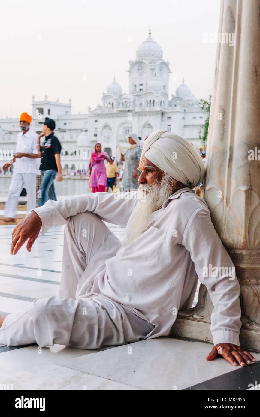 Amritsar, Punjab, India : An old sikh man rests at the Golden Temple ...