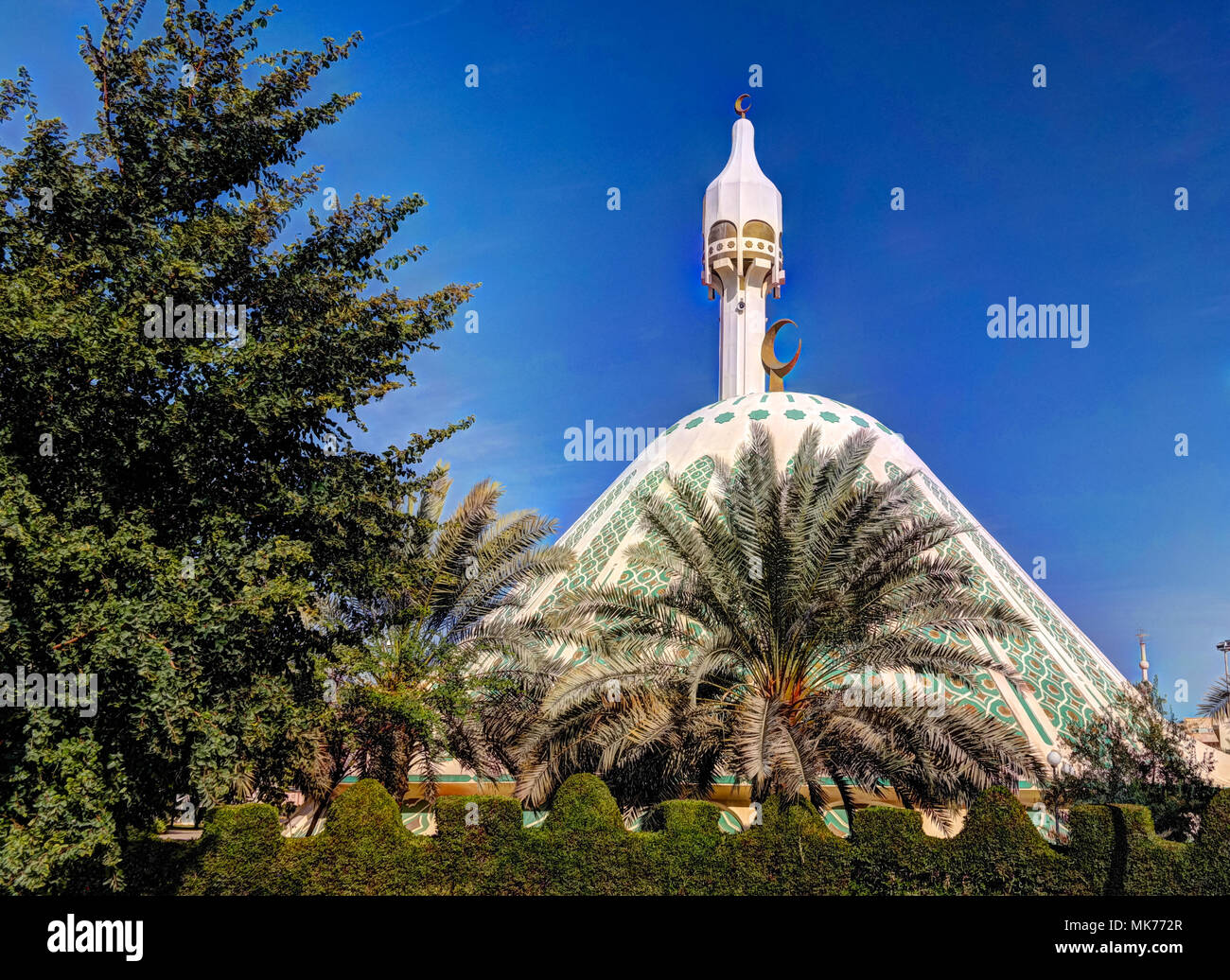 Exterior view to Fatima mosque in Kuwait Stock Photo - Alamy