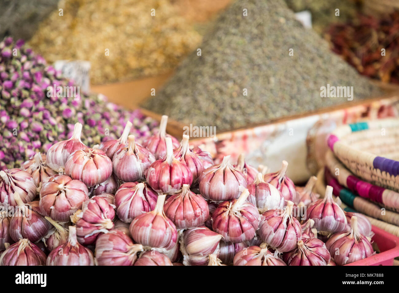 fresh garlics in a market Stock Photo - Alamy