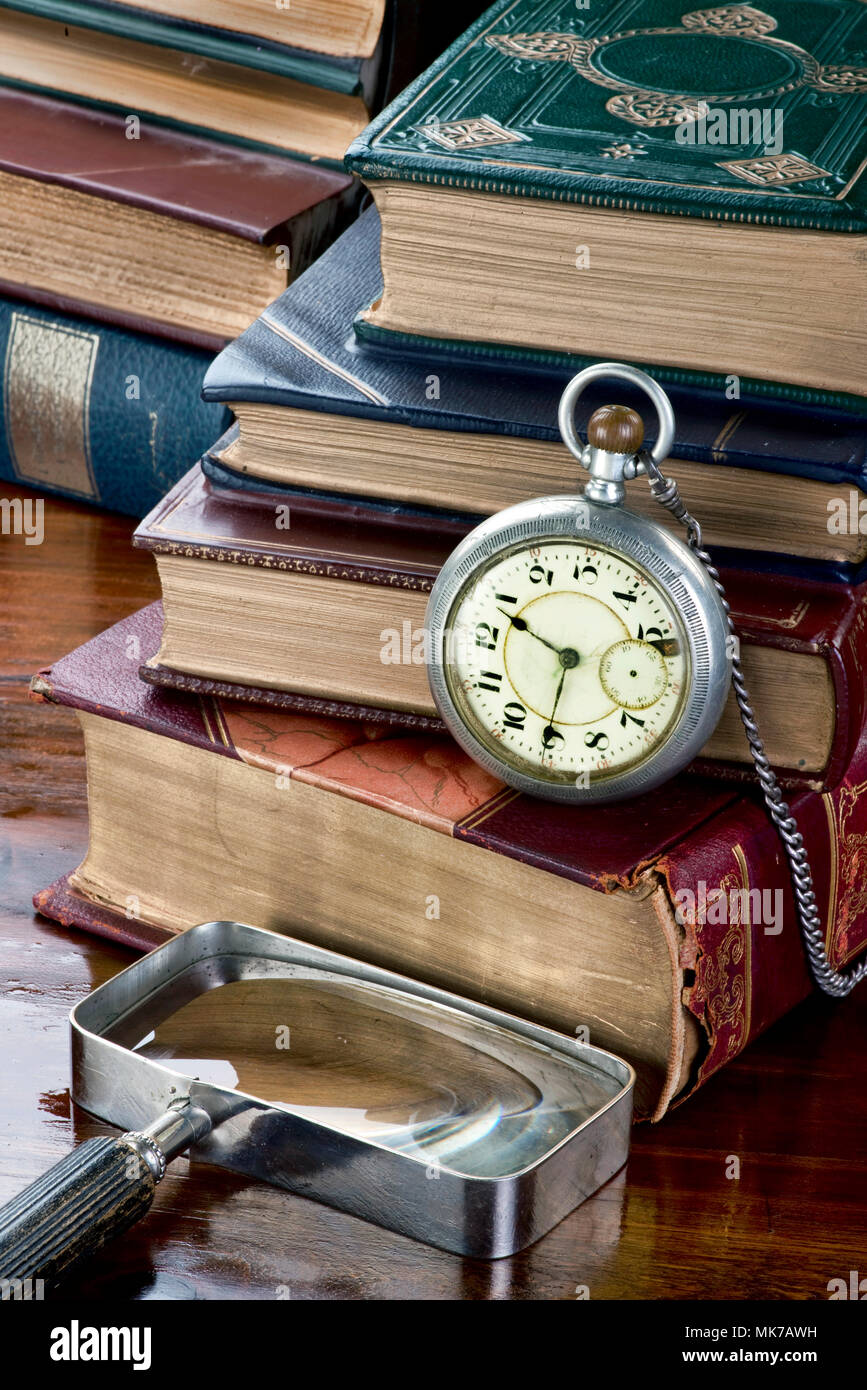 Magnifying glass old book hi-res stock photography and images - Alamy