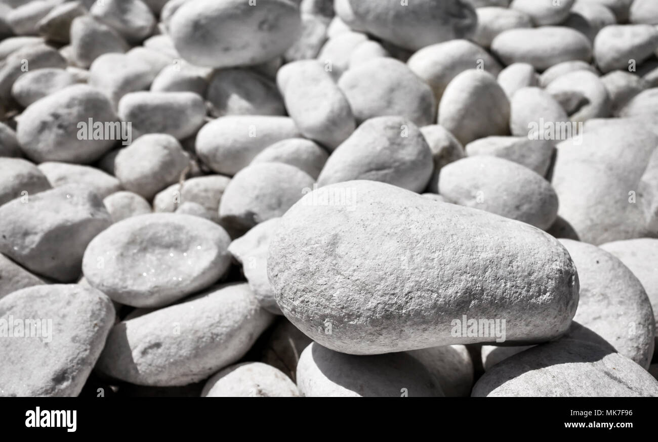 White pebbles pattern hi-res stock photography and images - Alamy