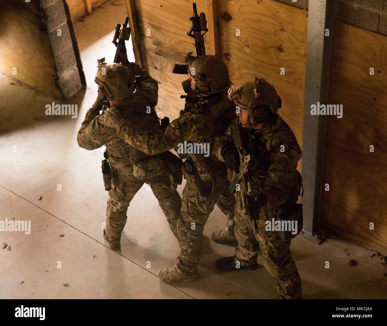 Green Berets assigned to 1st Battalion, 10th Special Forces Group ...