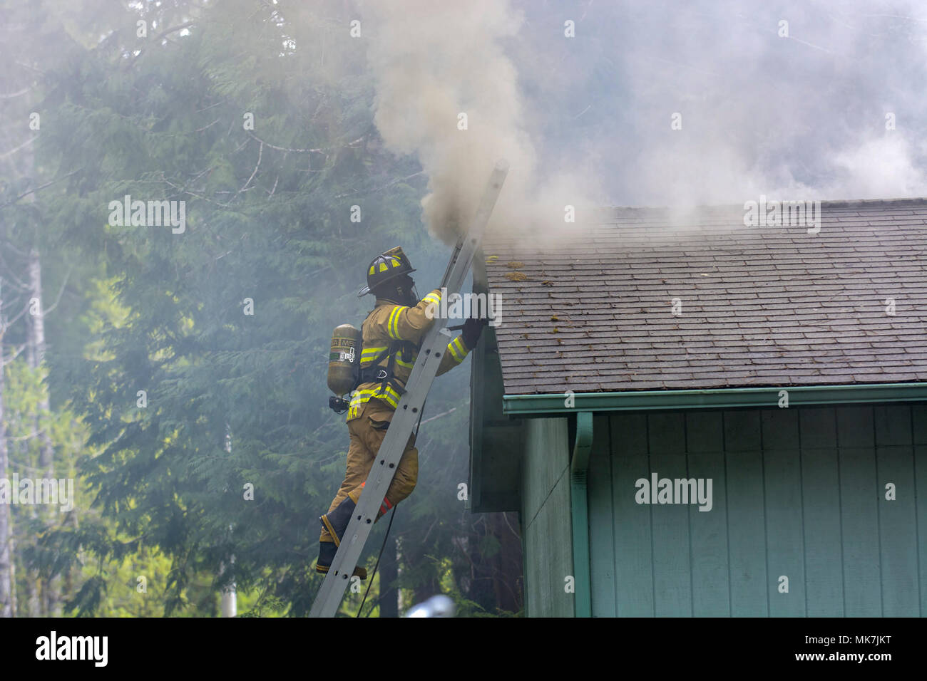 Firefighters fighting hi-res stock photography and images - Alamy