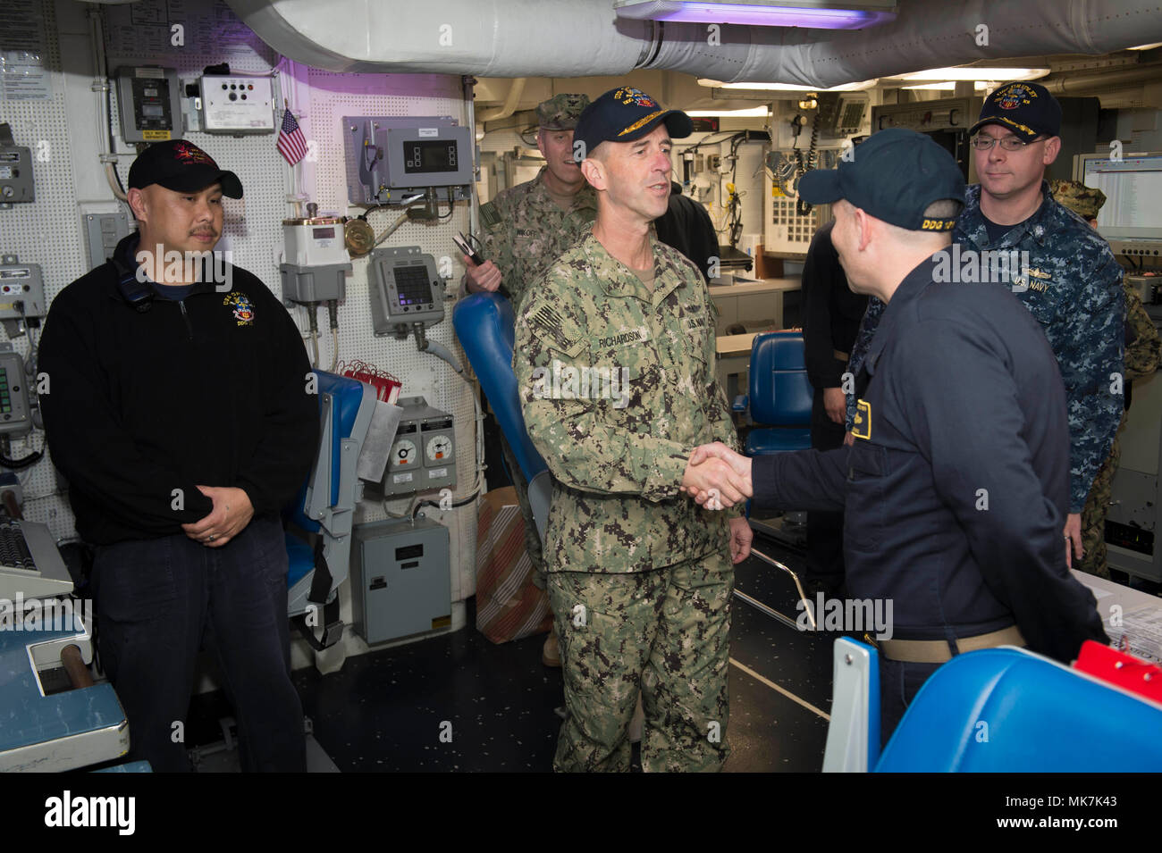 171115-N-WJ362-0107 EVERETT, Wash. (Nov. 15, 2017) Chief of Naval ...