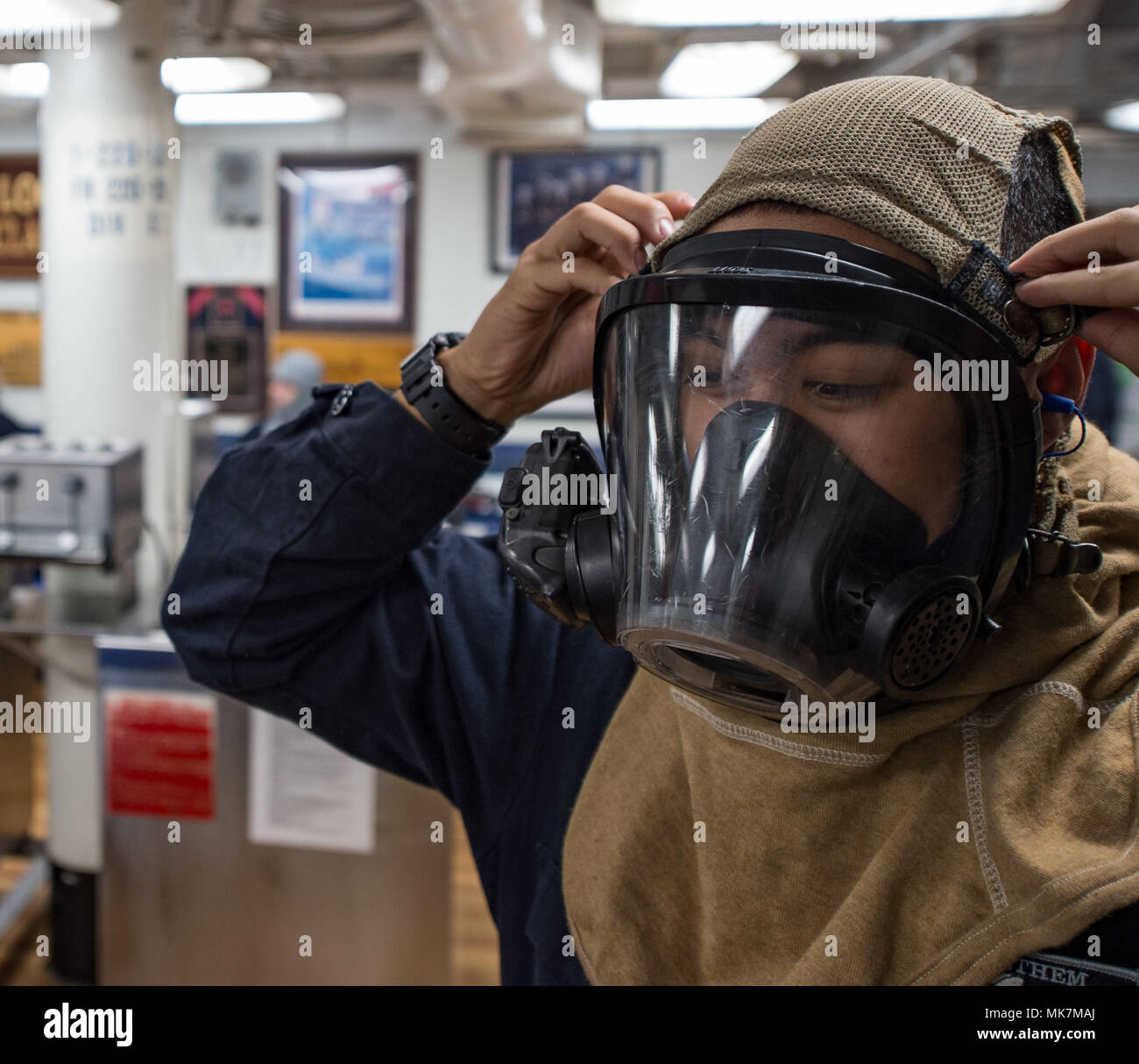 171117-N-HI376-001 PHILIPPINE SEA (Nov. 17, 2017) Gas Turbine System ...