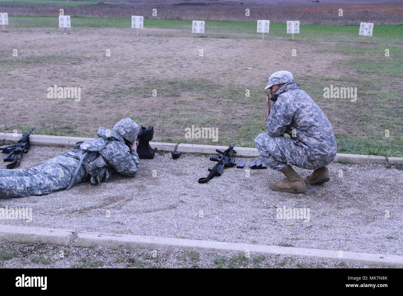 Range Safety coaches Soldiers during weapons training Stock Photo - Alamy