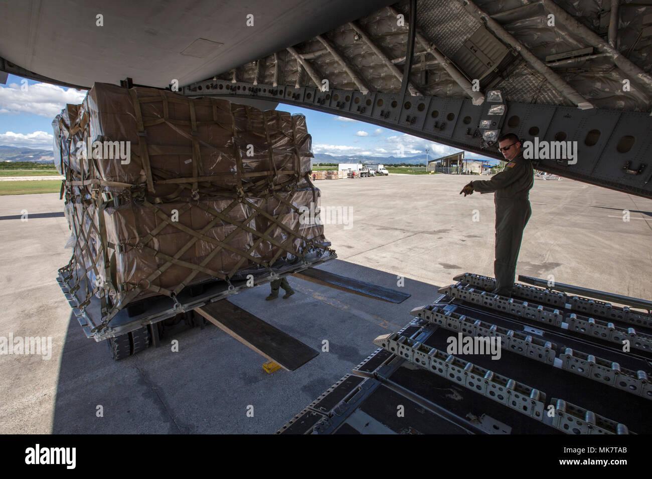 U.S. Air Force Senior Master Sgt. Shawn R. Reynolds, C-17 Globemaster ...