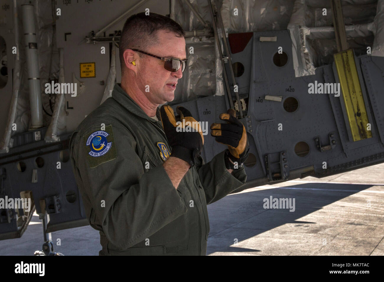 U.S. Air Force Senior Master Sgt. Shawn R. Reynolds, C-17 Globemaster ...