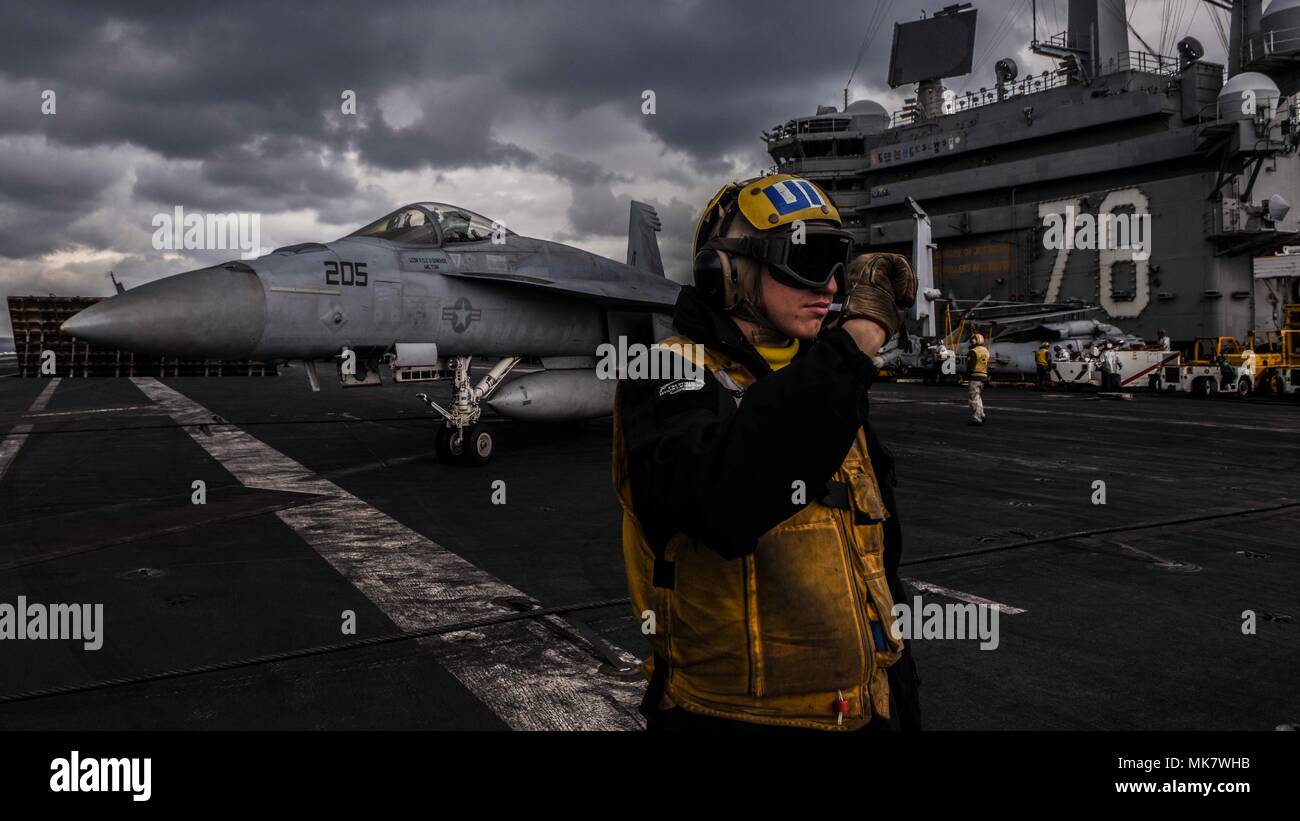 U.S. Navy Aviation Boatswain's Mate (Handling) Airman James Totten ...