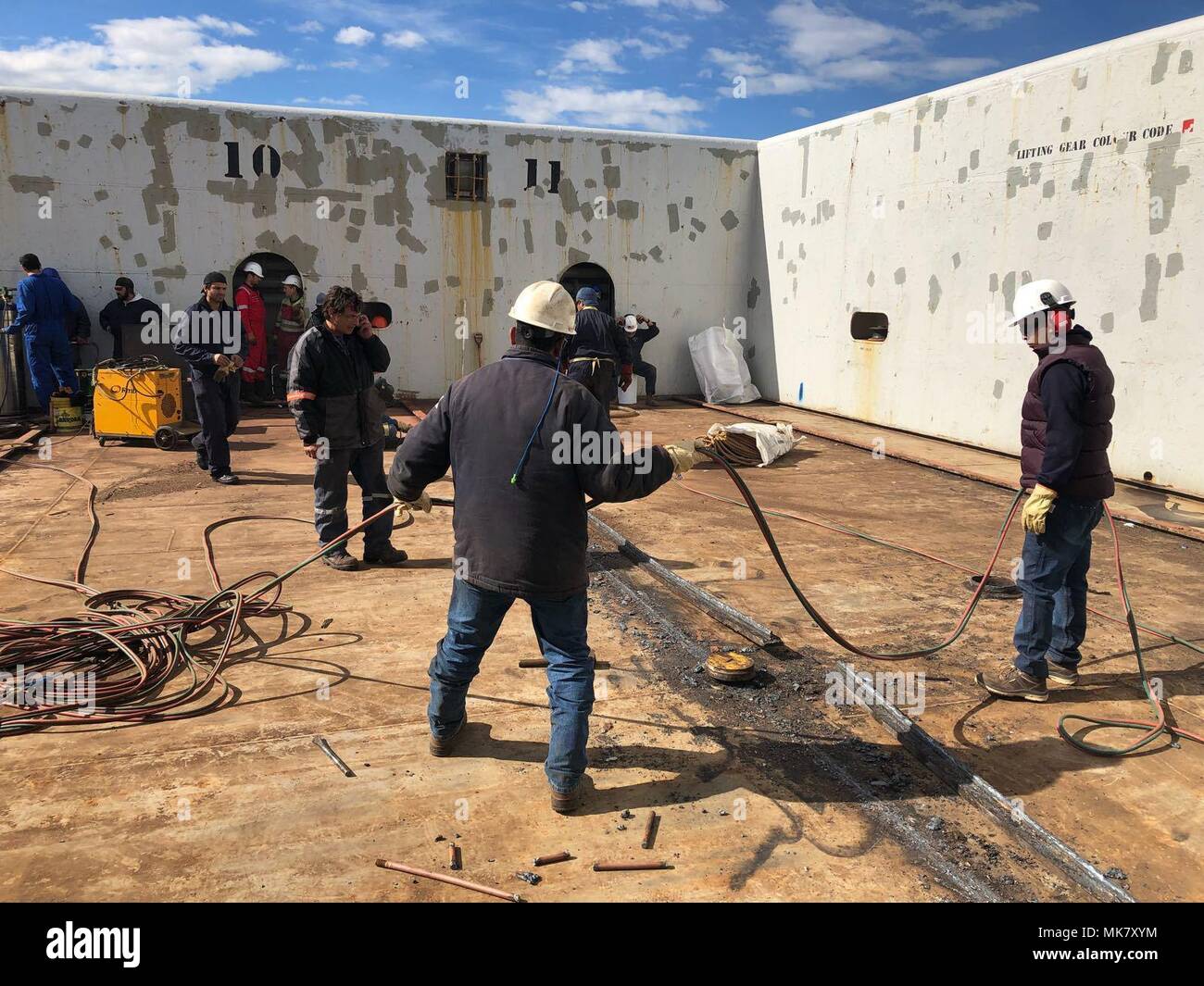 Deep diving and submarine rescue vessel hi-res stock photography and ...