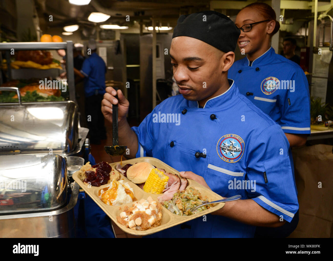 PACIFIC OCEAN (Nov. 23, 2017) U.S. Navy Culinary Specialist Seaman ...