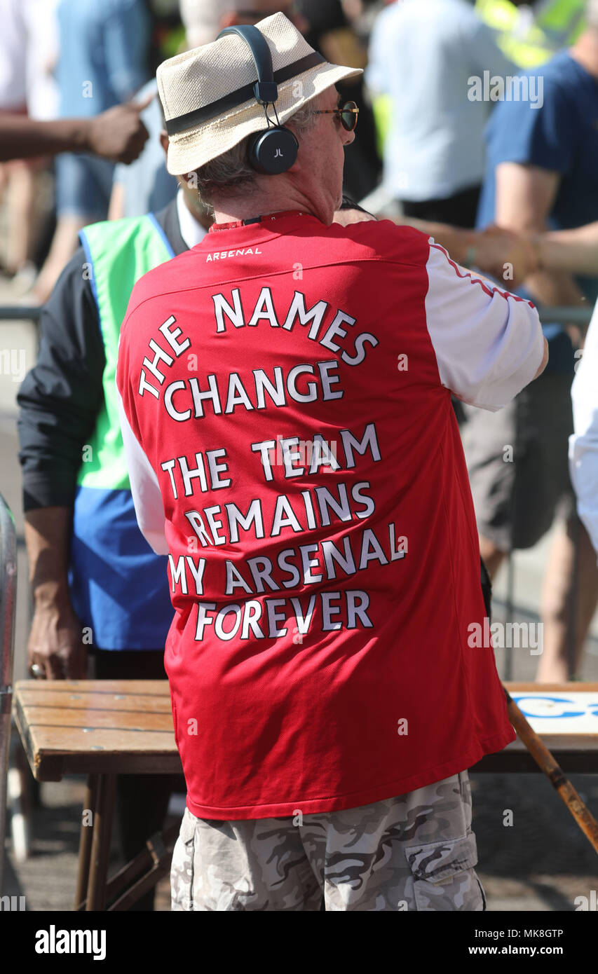 Arsenal fans banner emirates stadium hi-res stock photography and ...