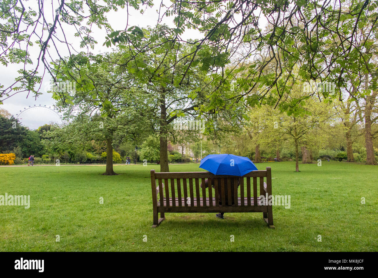 Figure sitting alone on bench hi-res stock photography and images - Alamy
