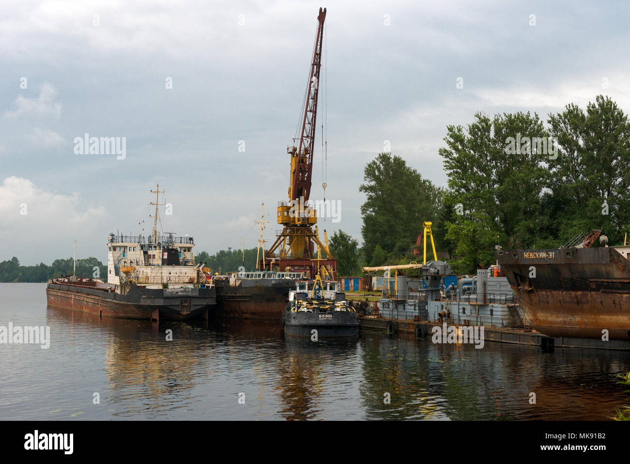 Unloading barges in port hi-res stock photography and images - Alamy