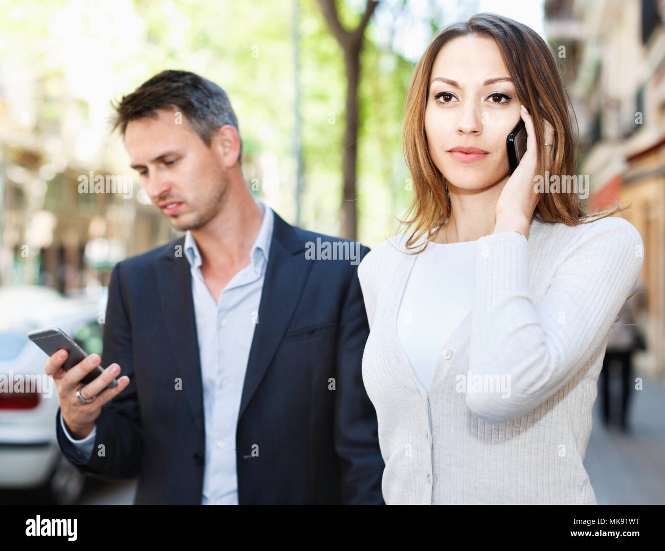 Ignoring each other on phones hi-res stock photography and images - Alamy