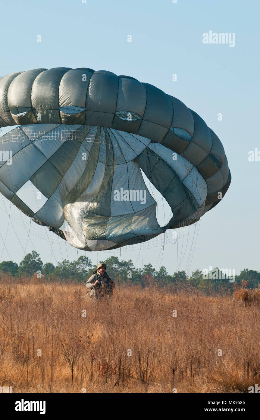 Army soldier jumping from helicopter hi-res stock photography and ...