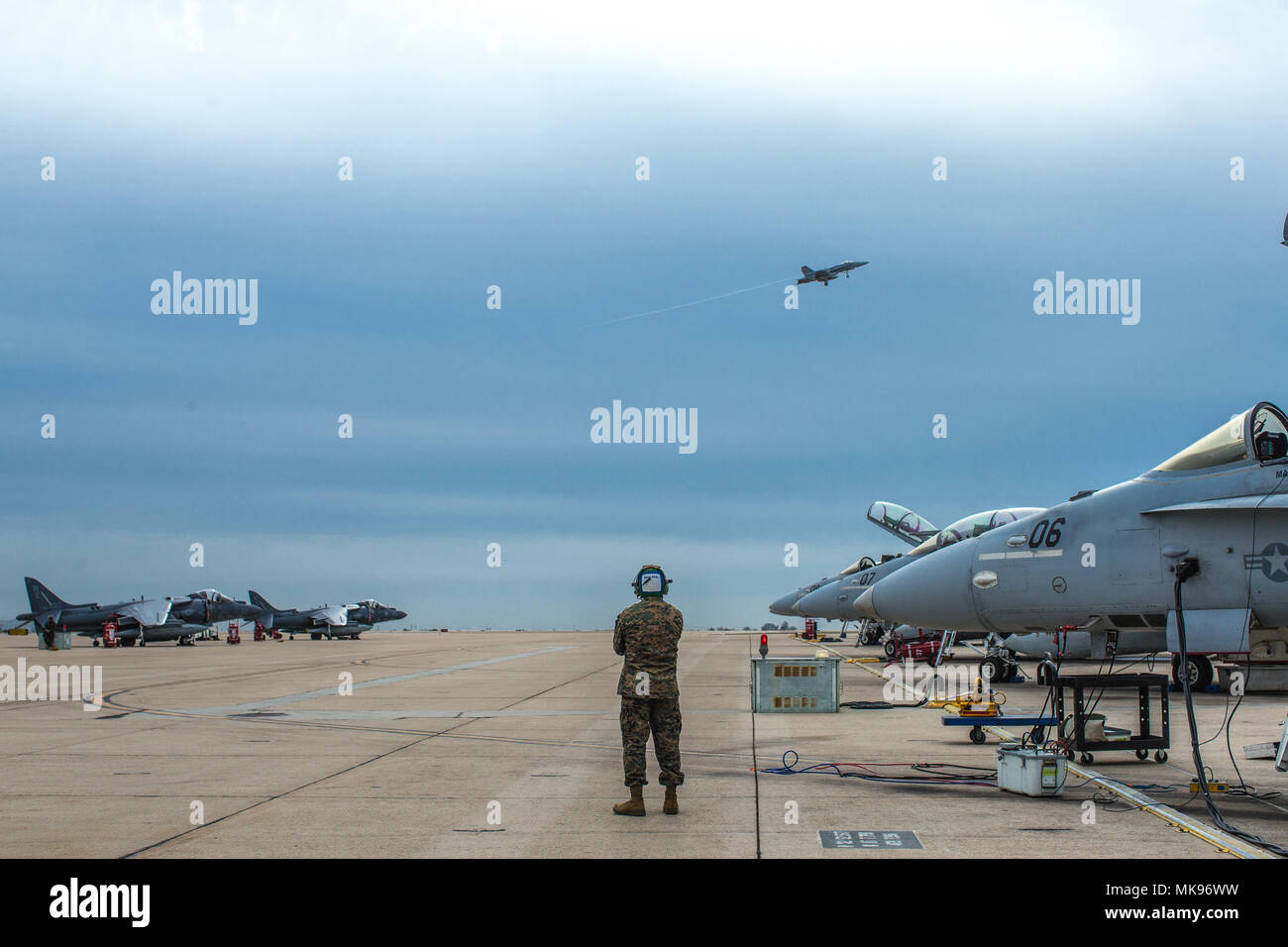 An F/A-18D Hornet with Marine All-Weather Fighter Attack Squadron [VMFA ...