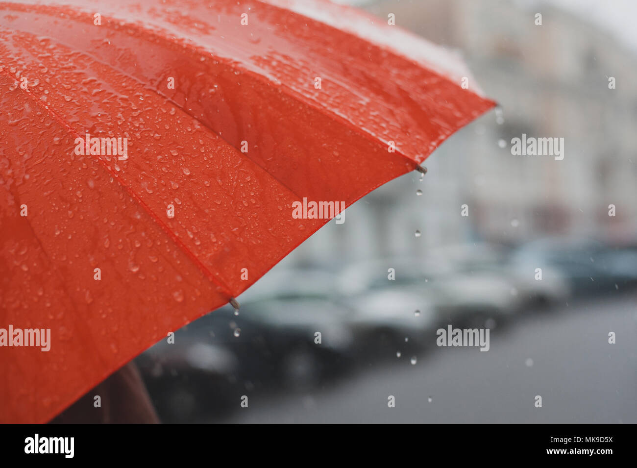 Rain drops falling hi-res stock photography and images - Alamy