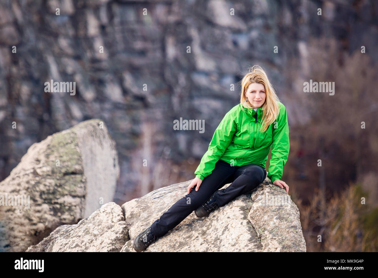 Woman sitting rock cliff hi-res stock photography and images - Alamy