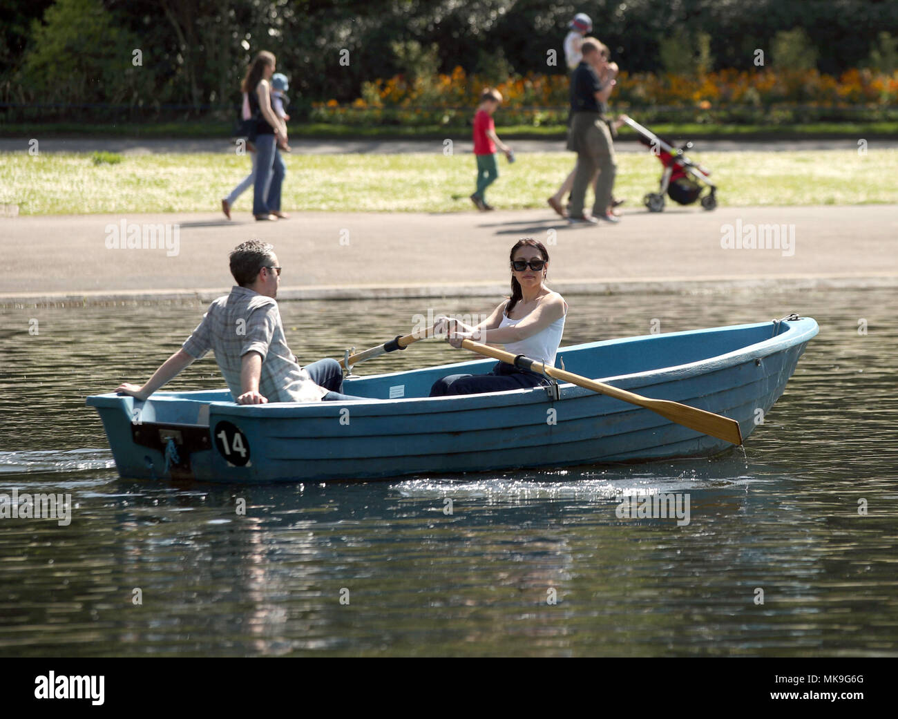 A couple enjoying the hot weather in a rowing boat in Regent's Park ...