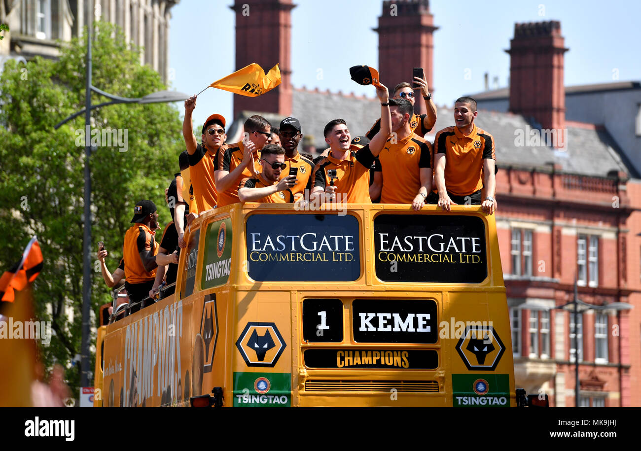 Open top bus makes its way round hi-res stock photography and images ...