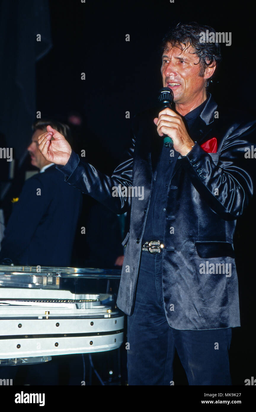 Sänger Udo Jürgens singt beim UFA Filmball in Düsseldorf, Deutschland ...