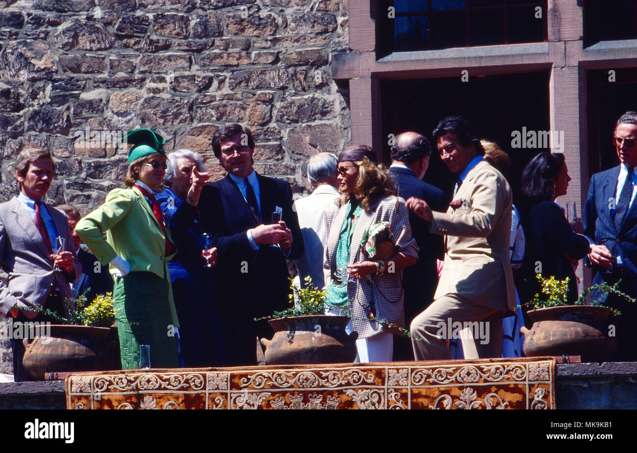 Fürstin Gloria von Thurn und Taxis zu Besuch auf Burg Satzvey bei Franz ...