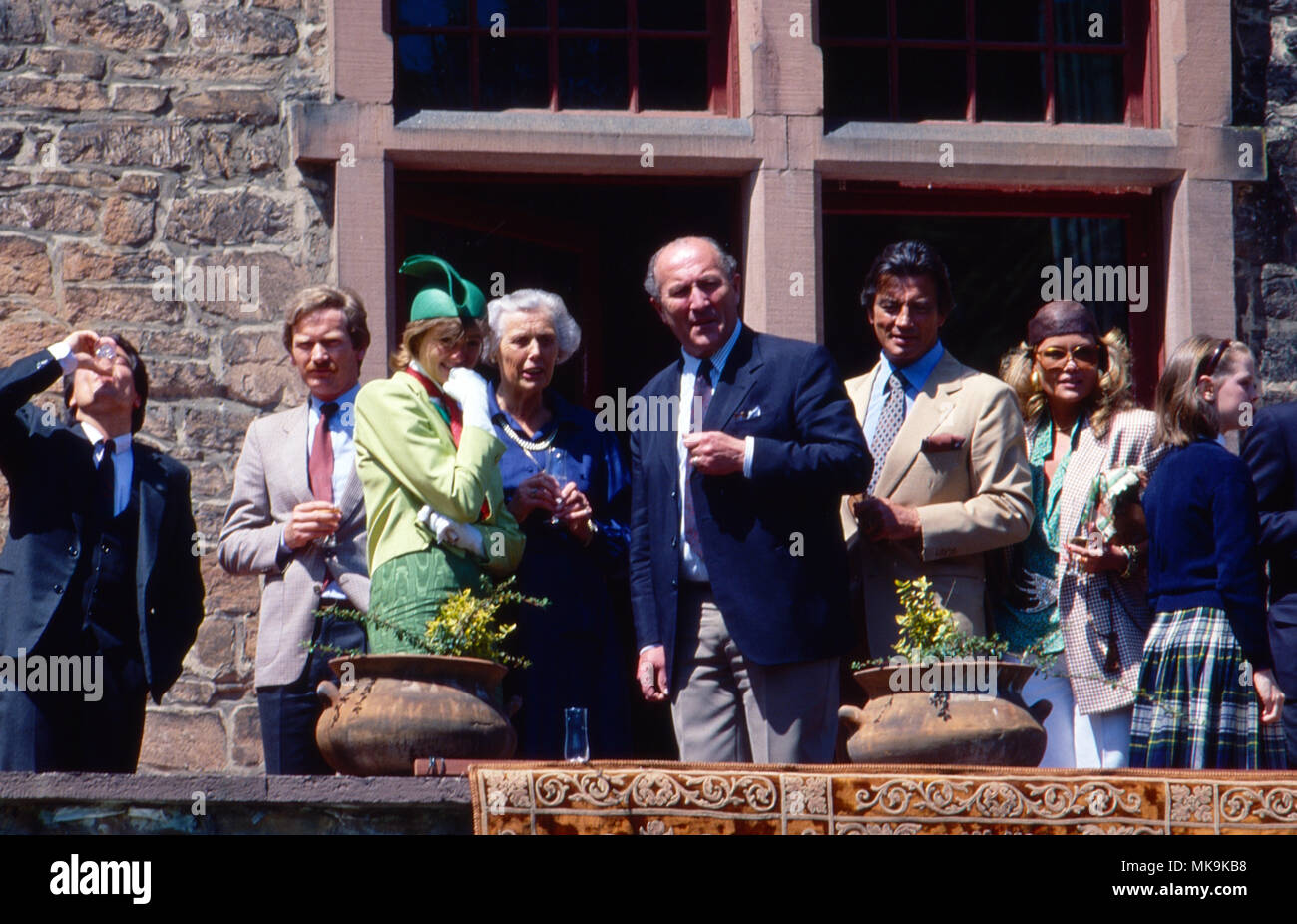 Fürstin Gloria von Thurn und Taxis zu Besuch auf Burg Satzvey bei Franz ...