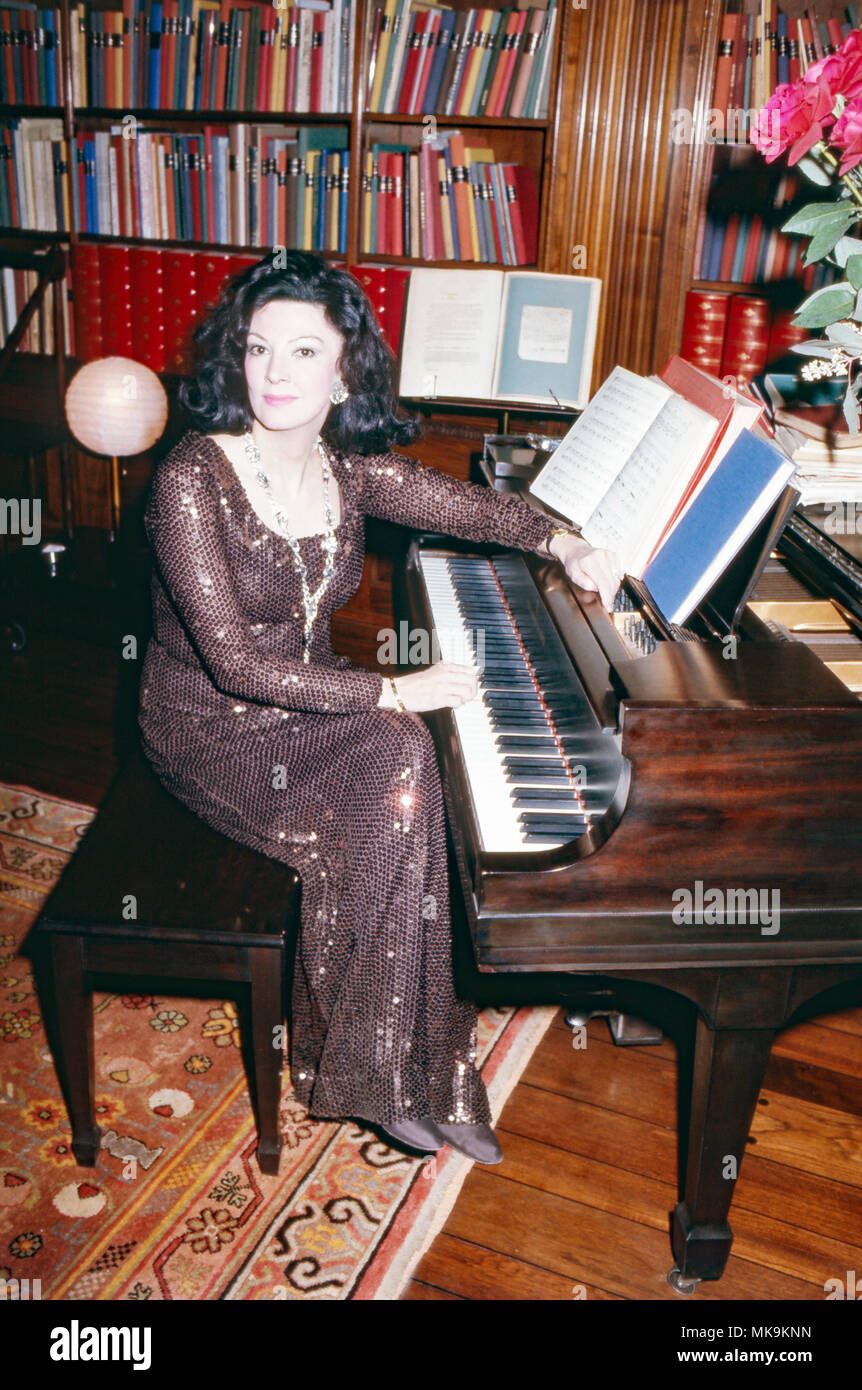 Anna Moffo, amerikanische Opernsängerin in ihrer Wohnung in New York ...