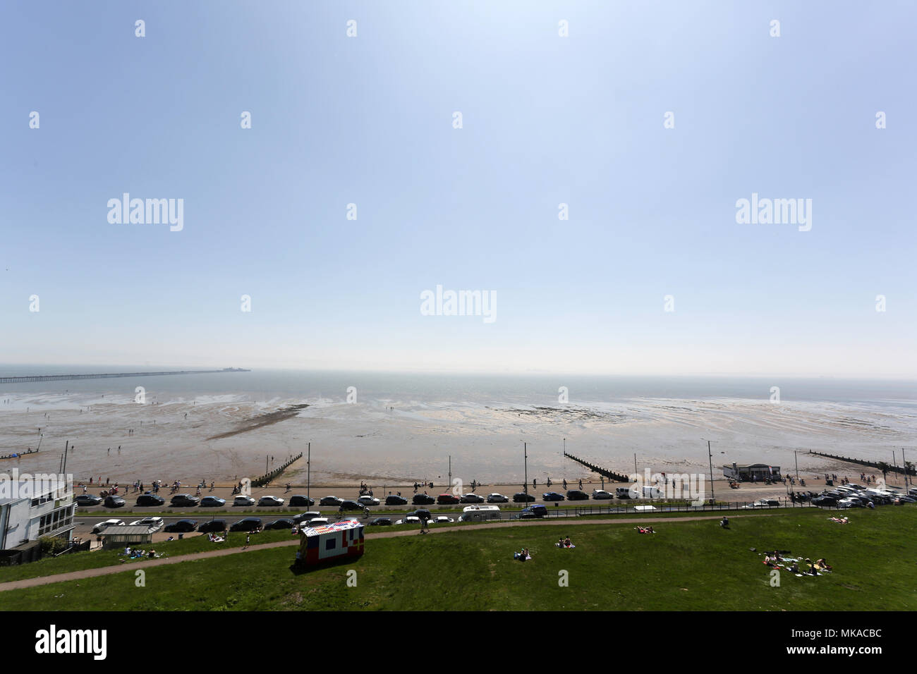 Hot weather southend beach hi-res stock photography and images - Alamy
