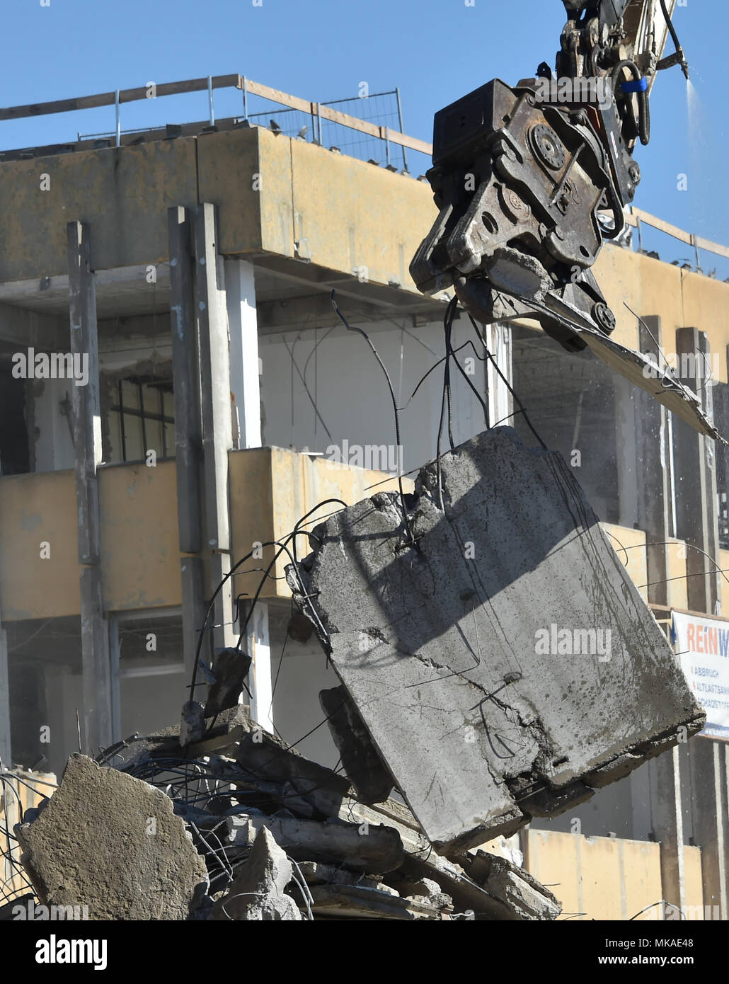 Demolition ground works on construction hi-res stock photography and ...