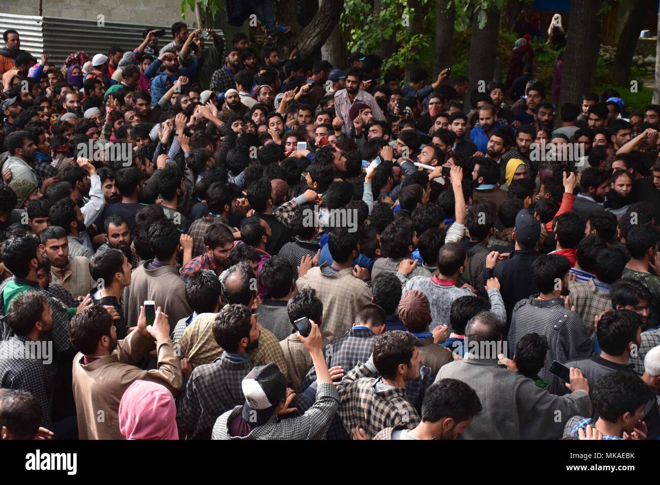 Kashmir. 7th May, 2018. People carrying the body of Top Militant ...