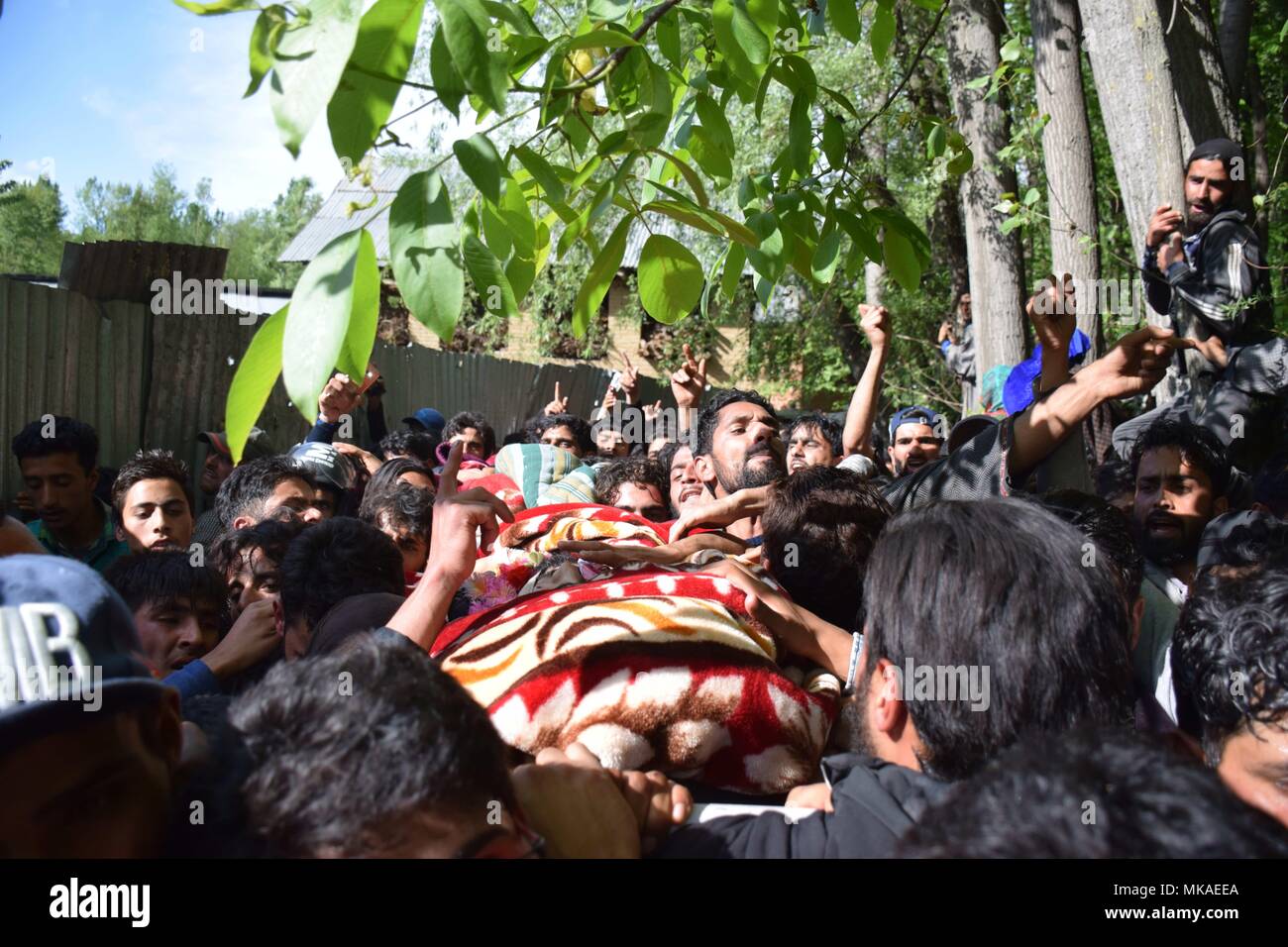 Kashmir. 7th May, 2018. People carrying the body of Top Militant ...