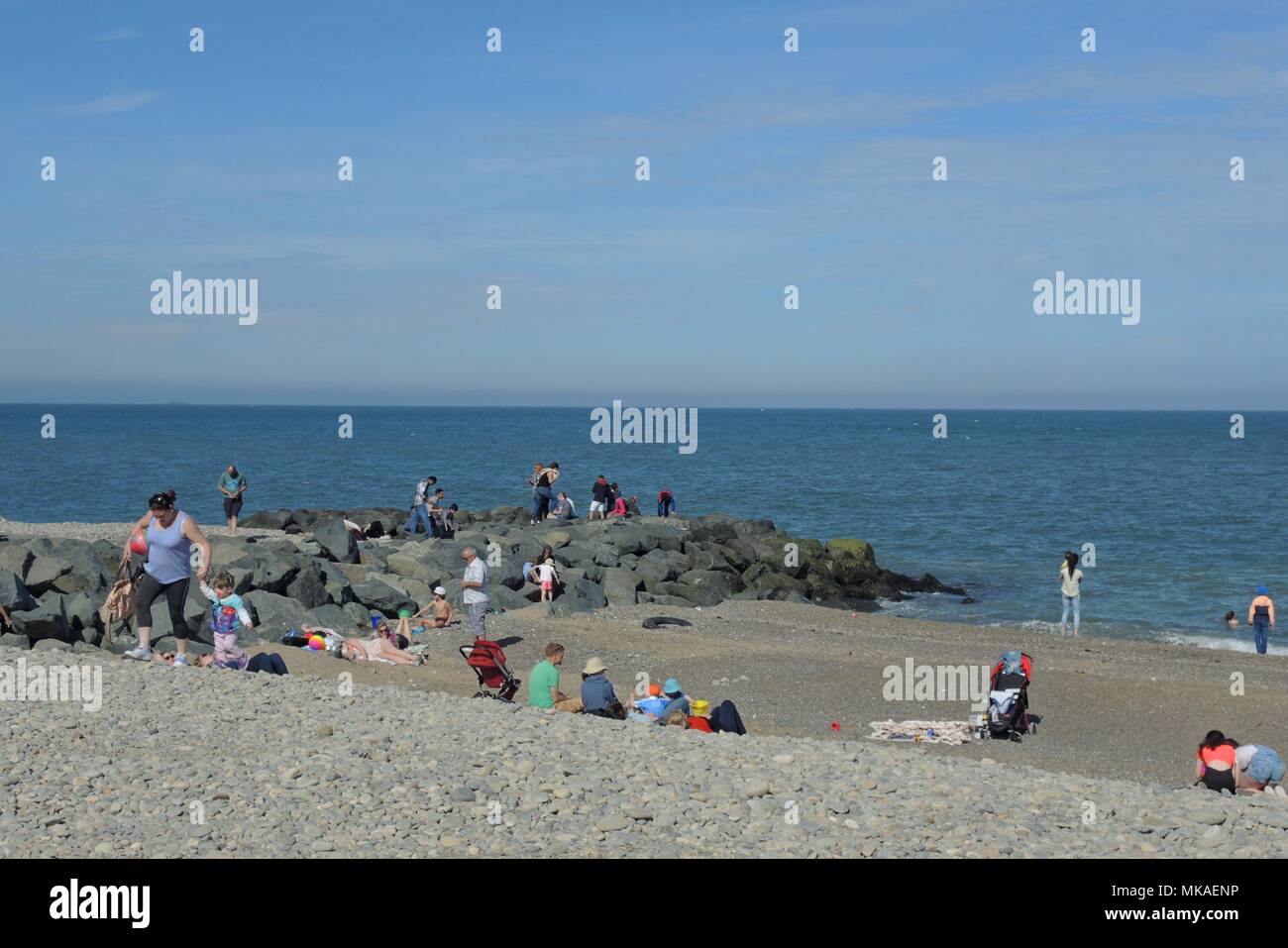 Bray, Republic of, Ireland. 7th May, 2018. Bank holiday heatwave brings ...