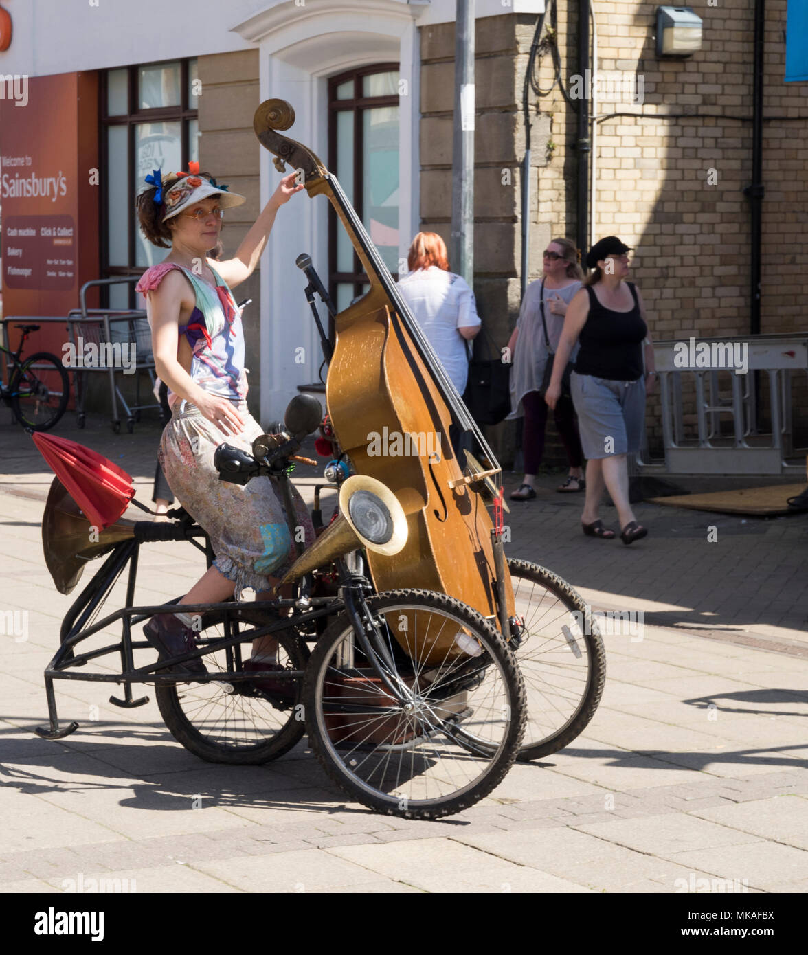 The street entertainers Rimski and Handkerchief entertaining shoppers ...