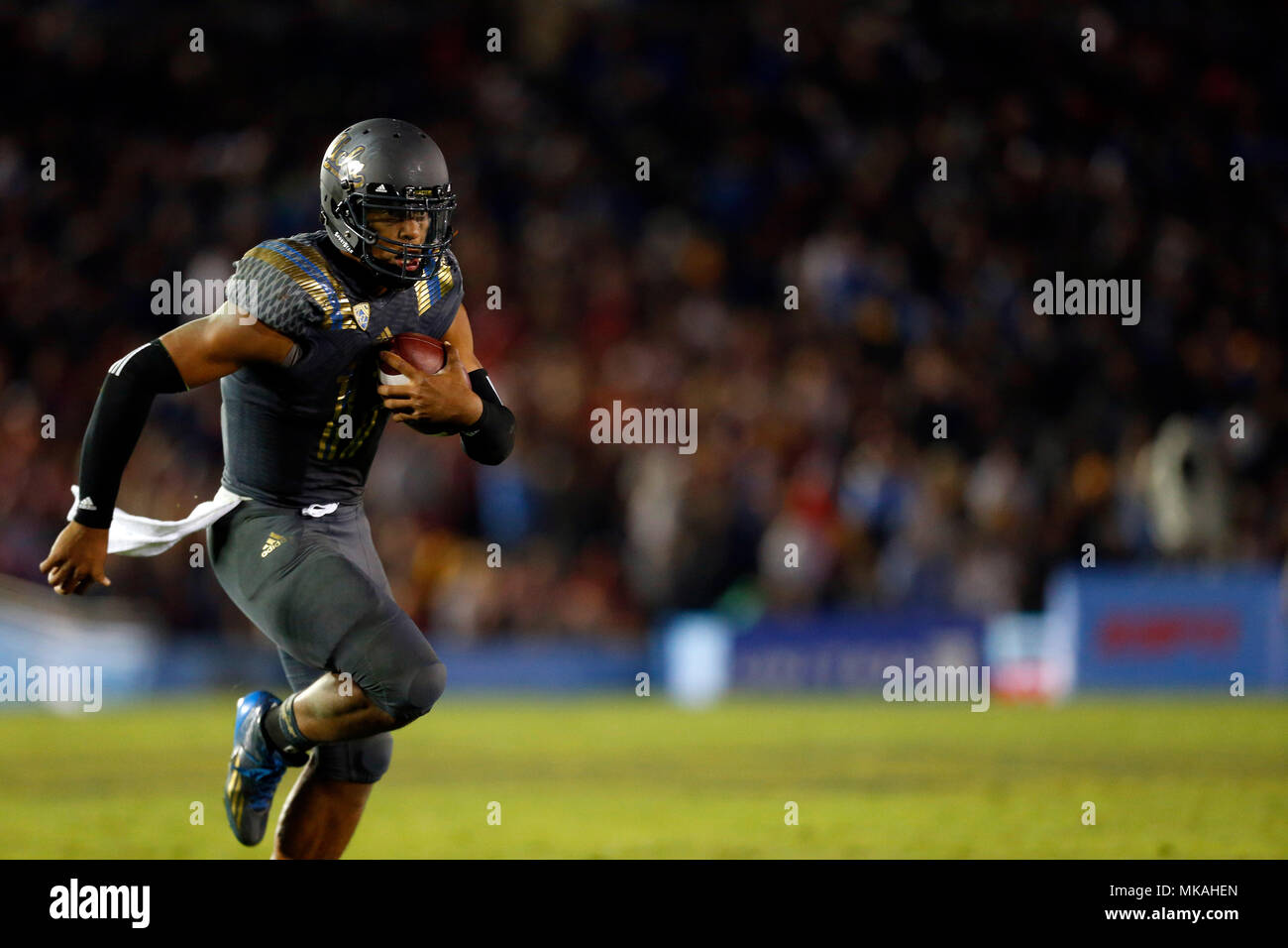 November 1, 2014 UCLA Bruins quarterback Brett Hundley #17 carries the ...