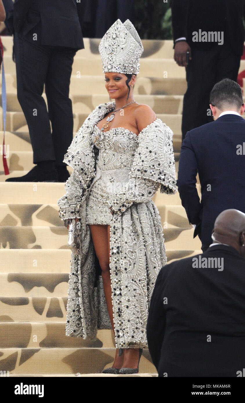 Heavenly bodies rihanna hi-res stock photography and images - Alamy