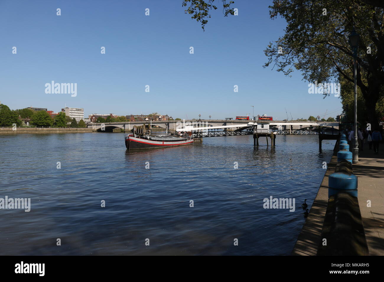 Putney pier hi-res stock photography and images - Alamy