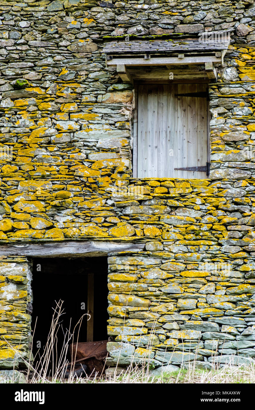 An old stone barn in the Troutbeck Valley, near Windermere, Lake ...
