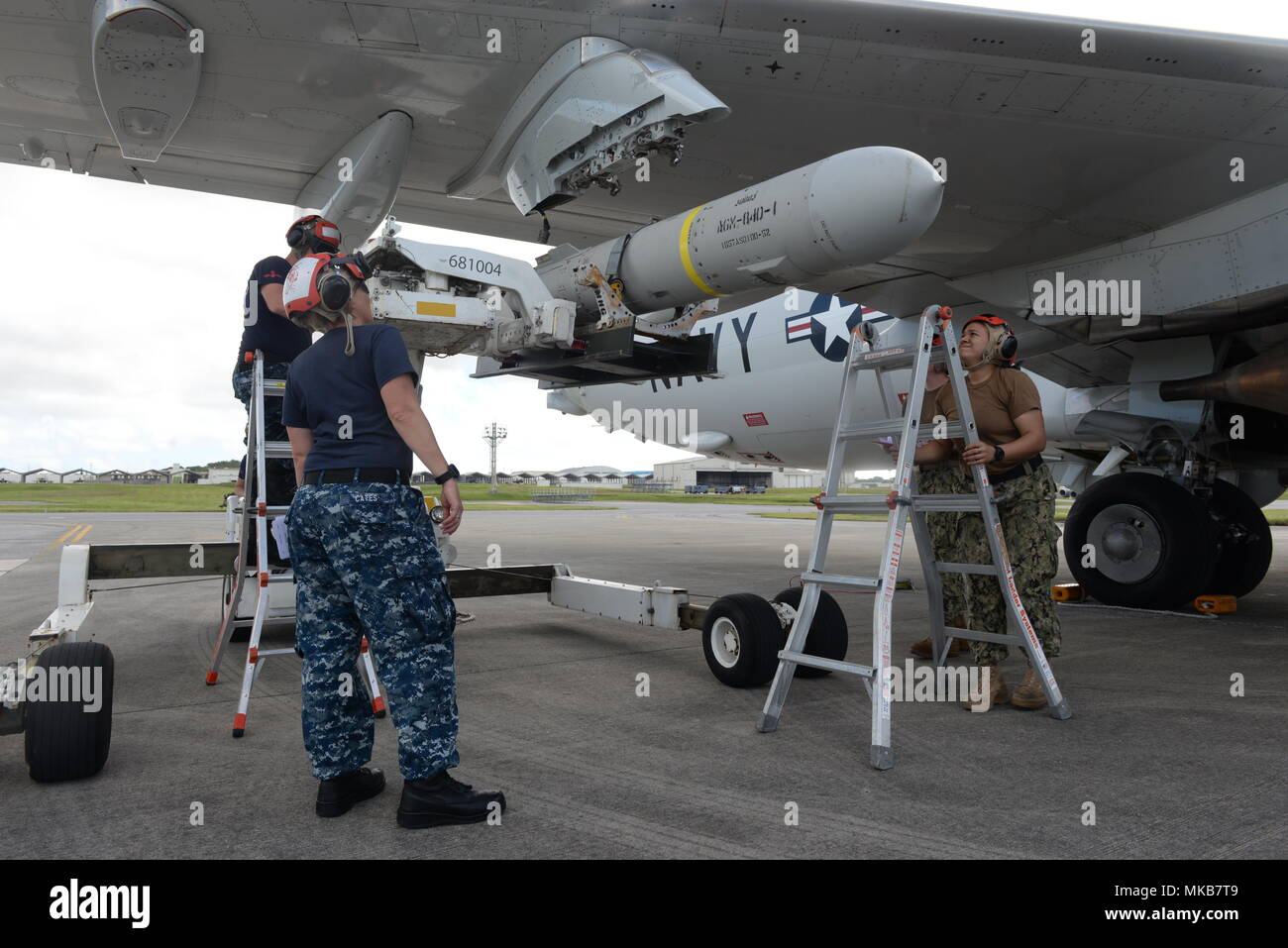 OKINAWA, Japan (Nov. 29, 2017) Sailors assigned to the Fighting Tigers ...