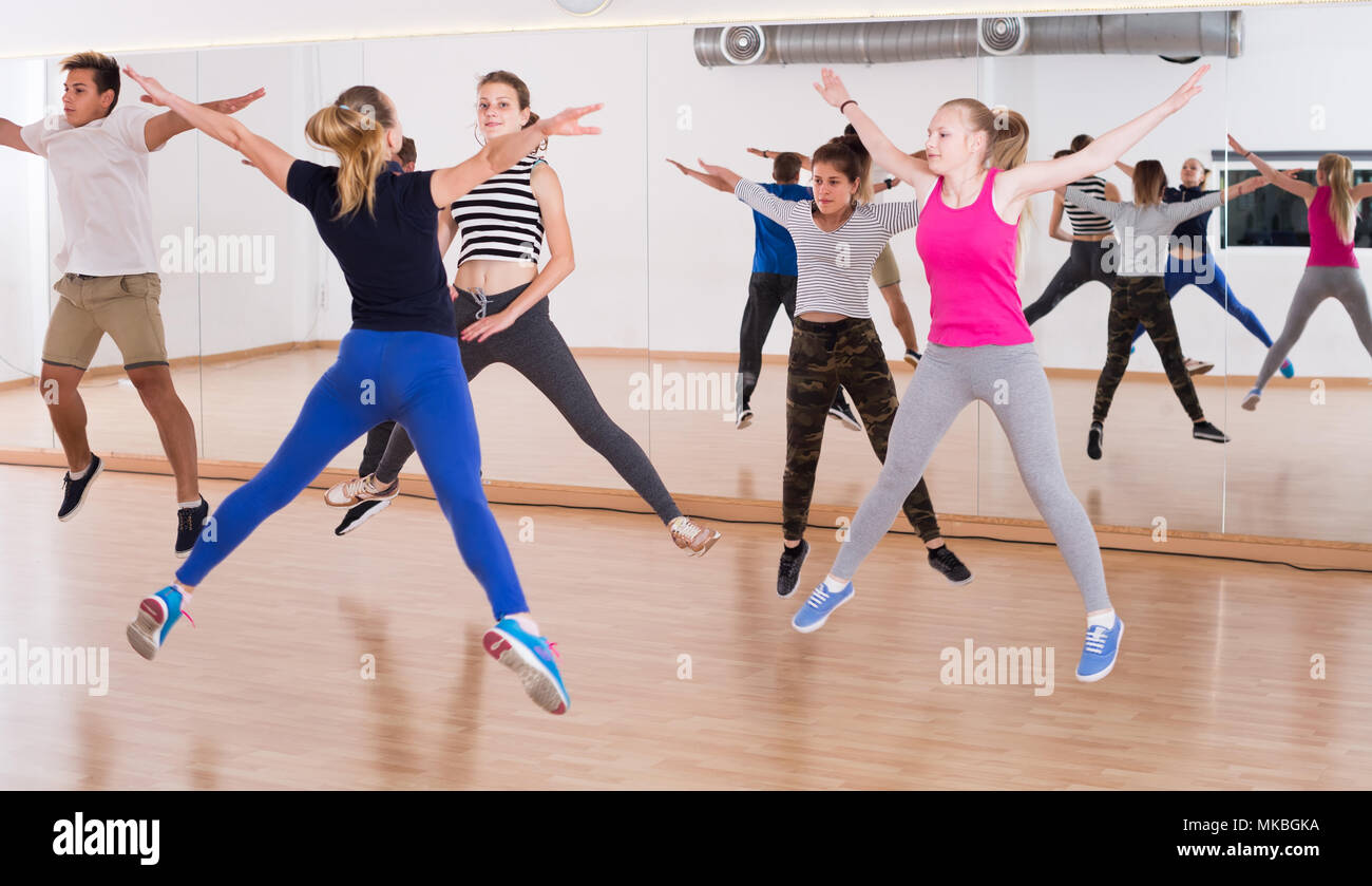 Intensive training of schoolchildren in the gymnasium Stock Photo - Alamy