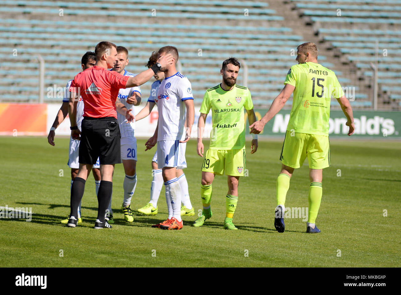 Action argue hi-res stock photography and images - Alamy