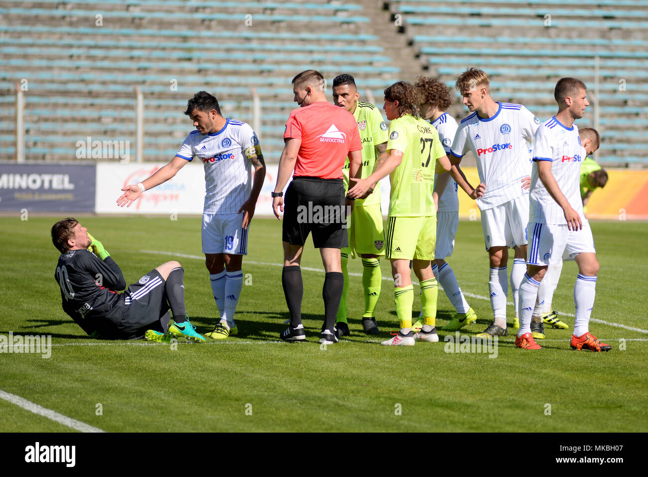 Football action argue hi-res stock photography and images - Alamy