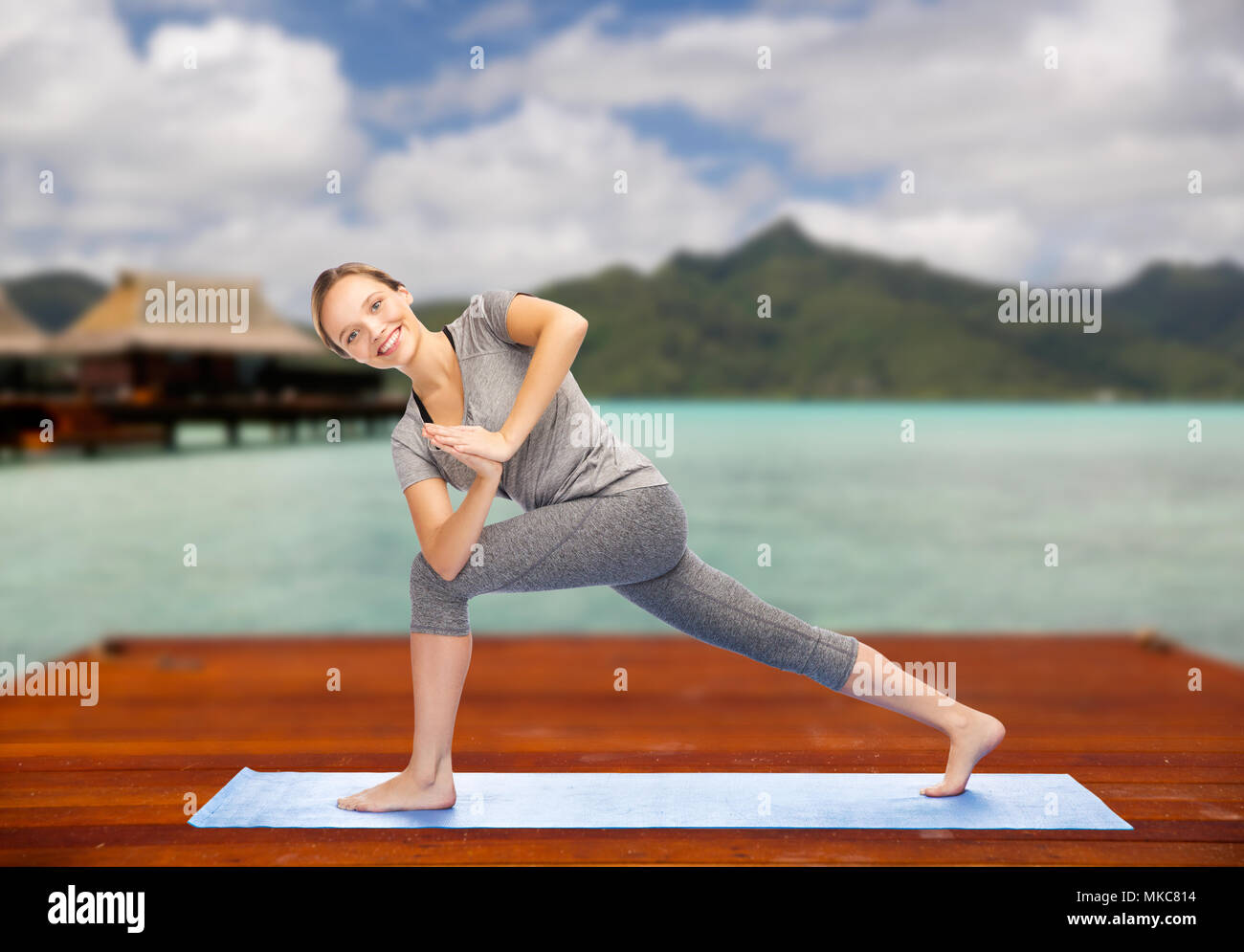 Lunge pose hi-res stock photography and images - Alamy