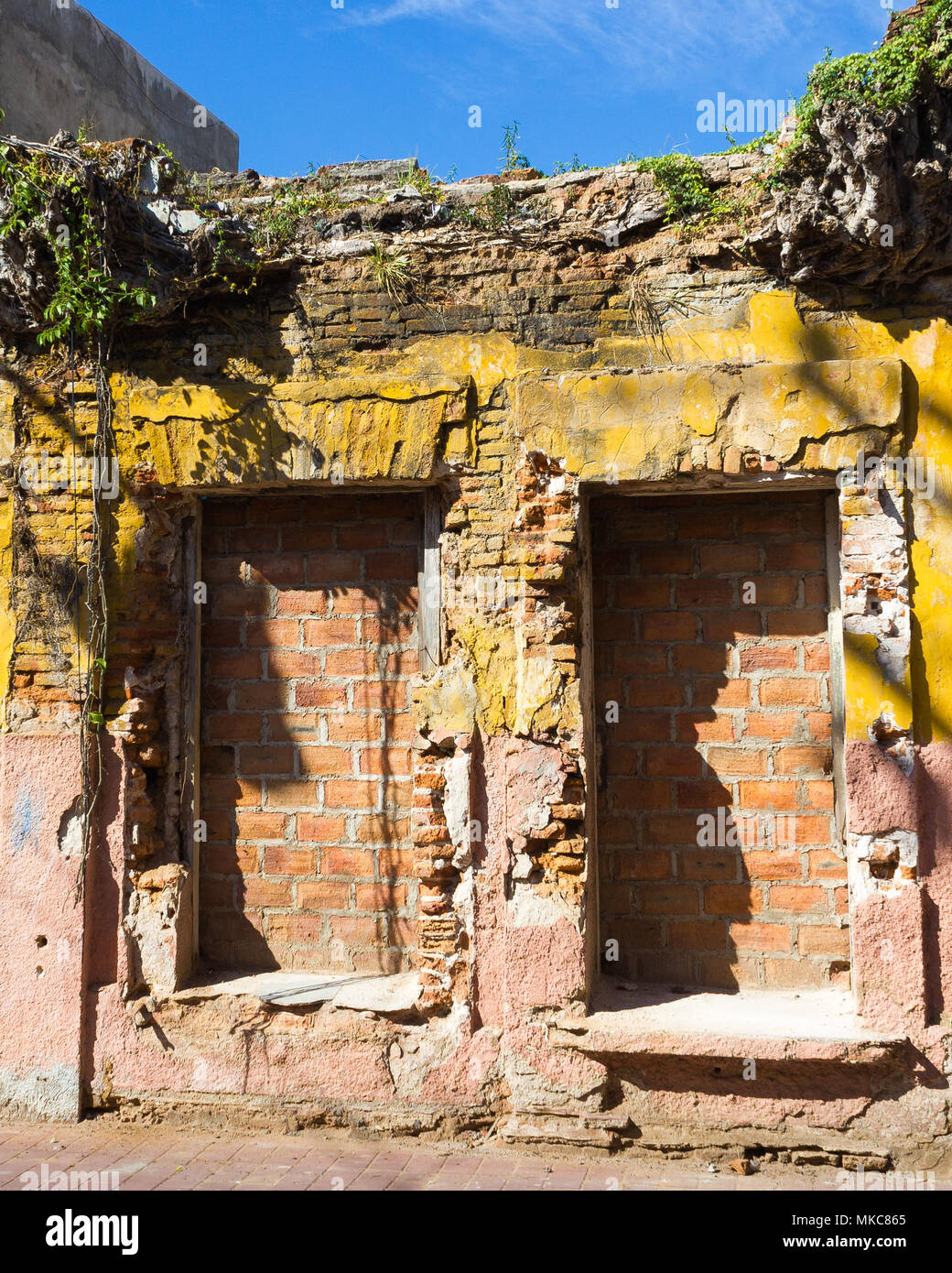 Crumbling building hi-res stock photography and images - Alamy